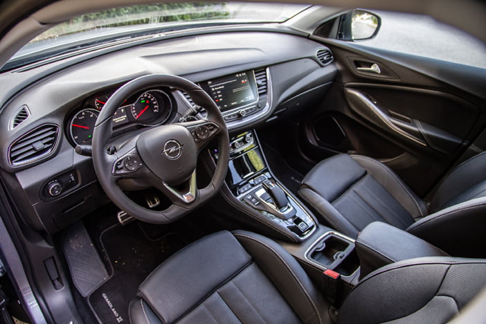 Test: Ford Kuga overtuigt als PHEV beter dan Opel Grandland X ...