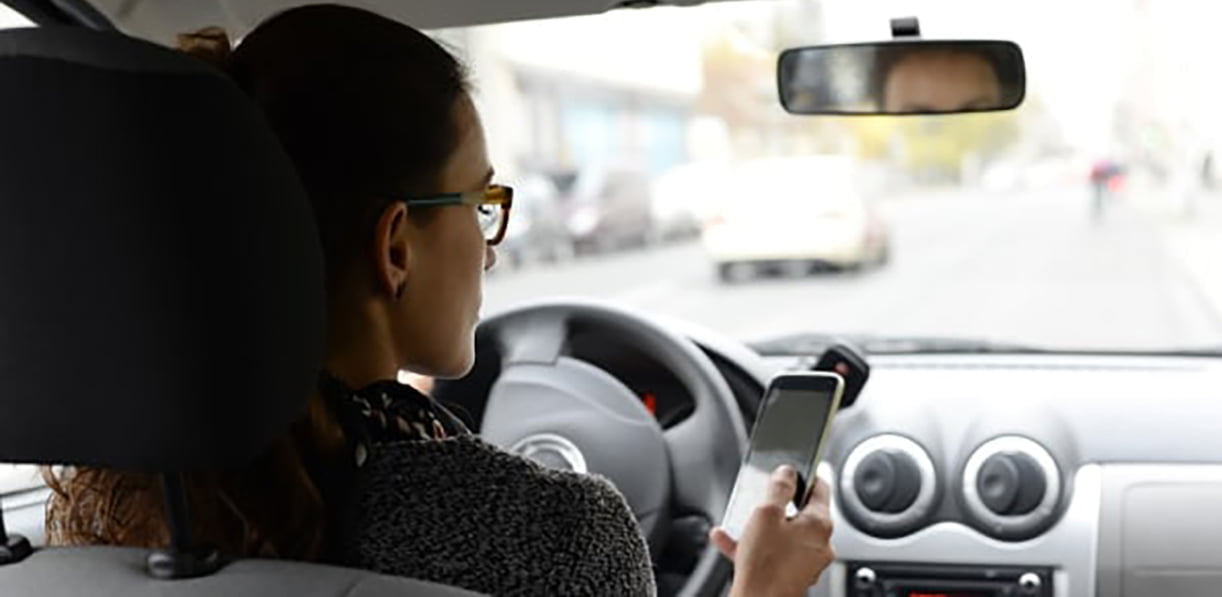 Nederlanders onderschatten telefoongebruik achter het stuur ...
